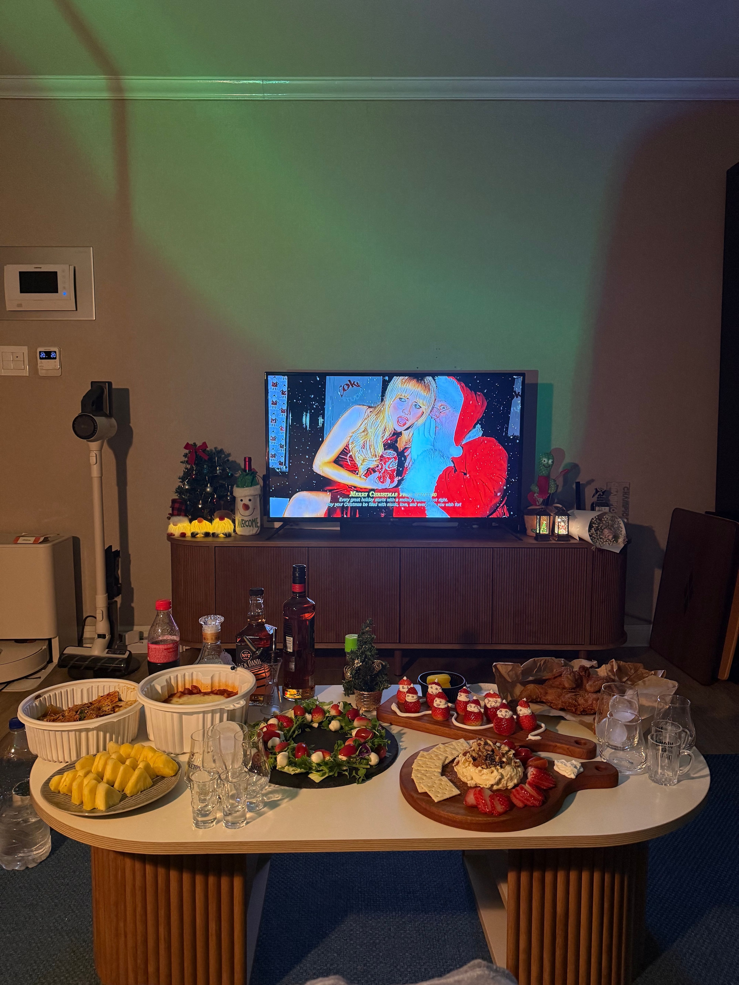 '밀라노 1800 거실장 라운드 3D 템바 티비다이 티비장 높은거실장 2colo' 제품으로 꾸민 유저들의 스타일링샷 | 오늘의집 유저들의 집꾸미기