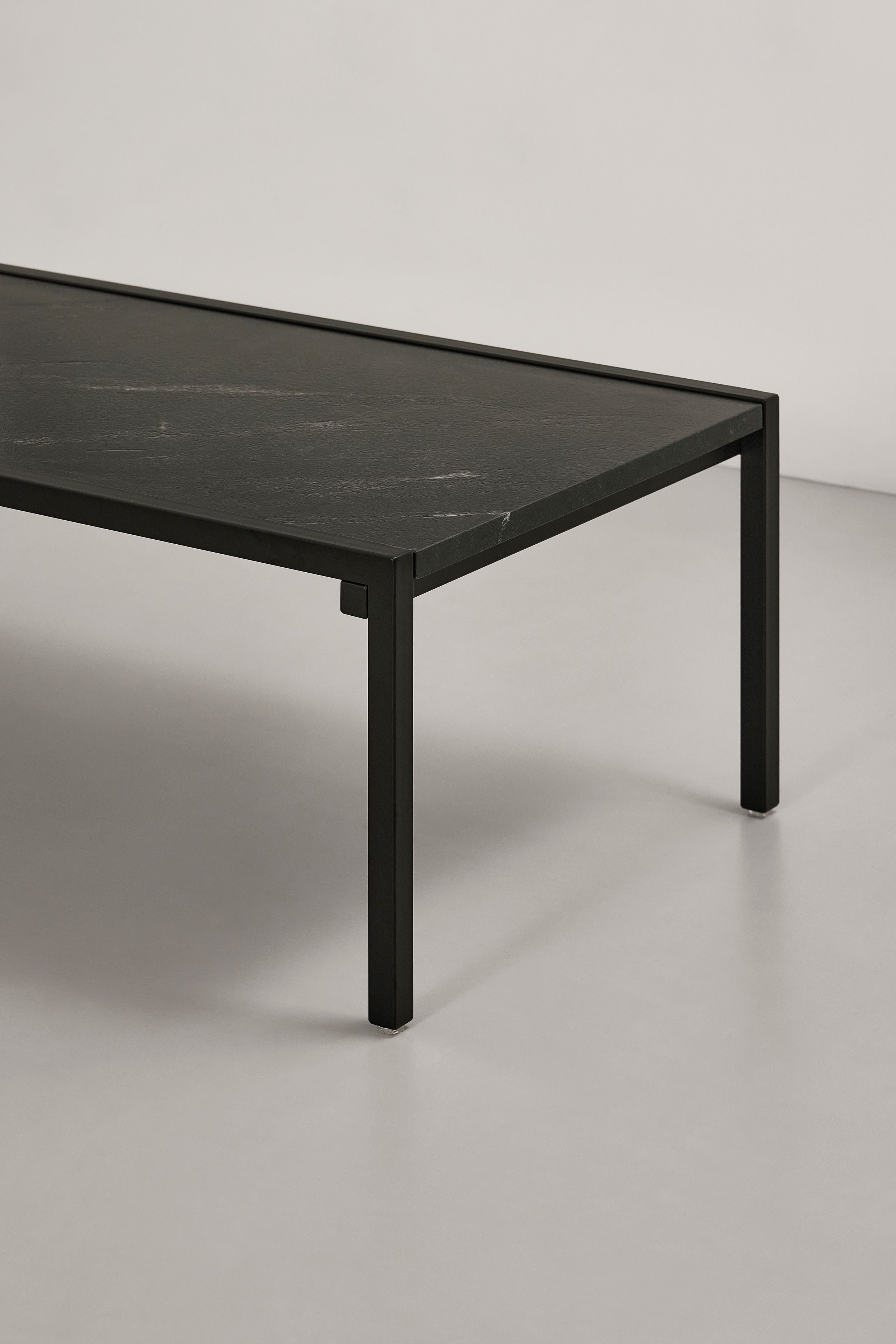 거실·소파테이블 > [단독] HERE Low Table - Black | 오늘의집 쇼핑